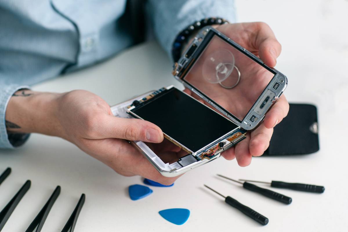 Réparation de smartphone : l'accès à des pièces détachées testées ...